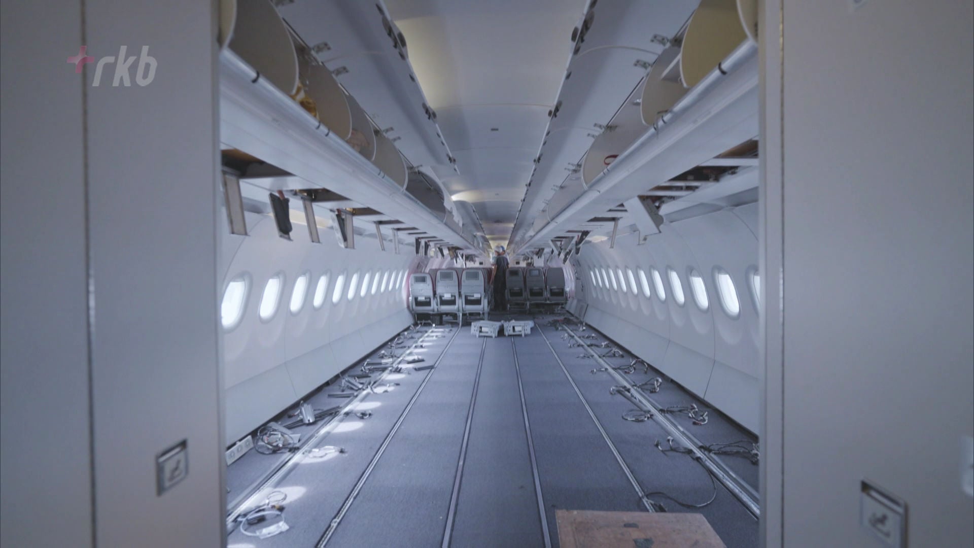 座席を取り外した貨物専用の飛行機 1フライト大型トラック6台分の荷物運ぶ 「2024年問題」解決の切り札となるか - RKB毎日放送